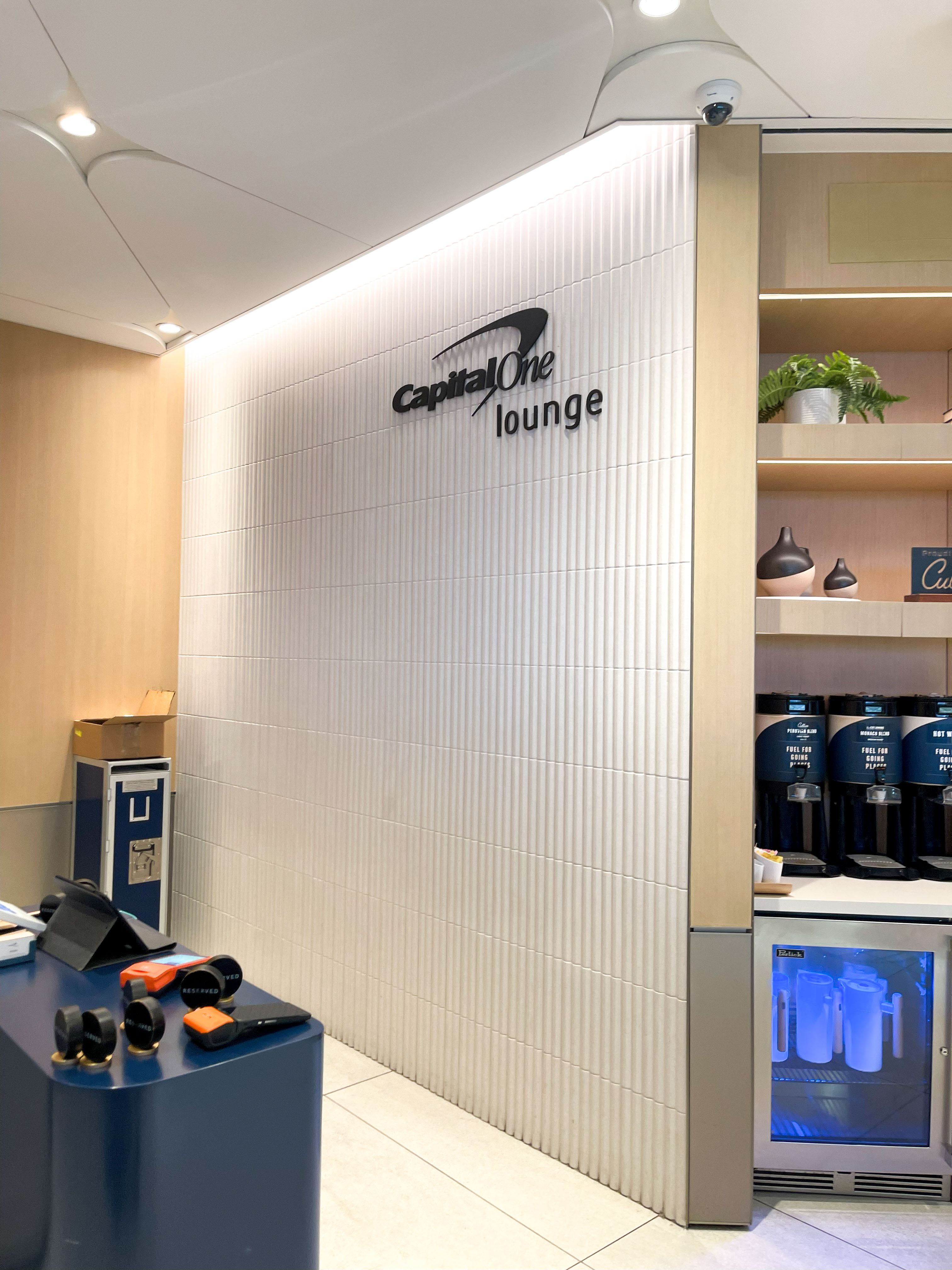 Review: Capital One Lounge Dallas-Fort Worth International Airport ...
