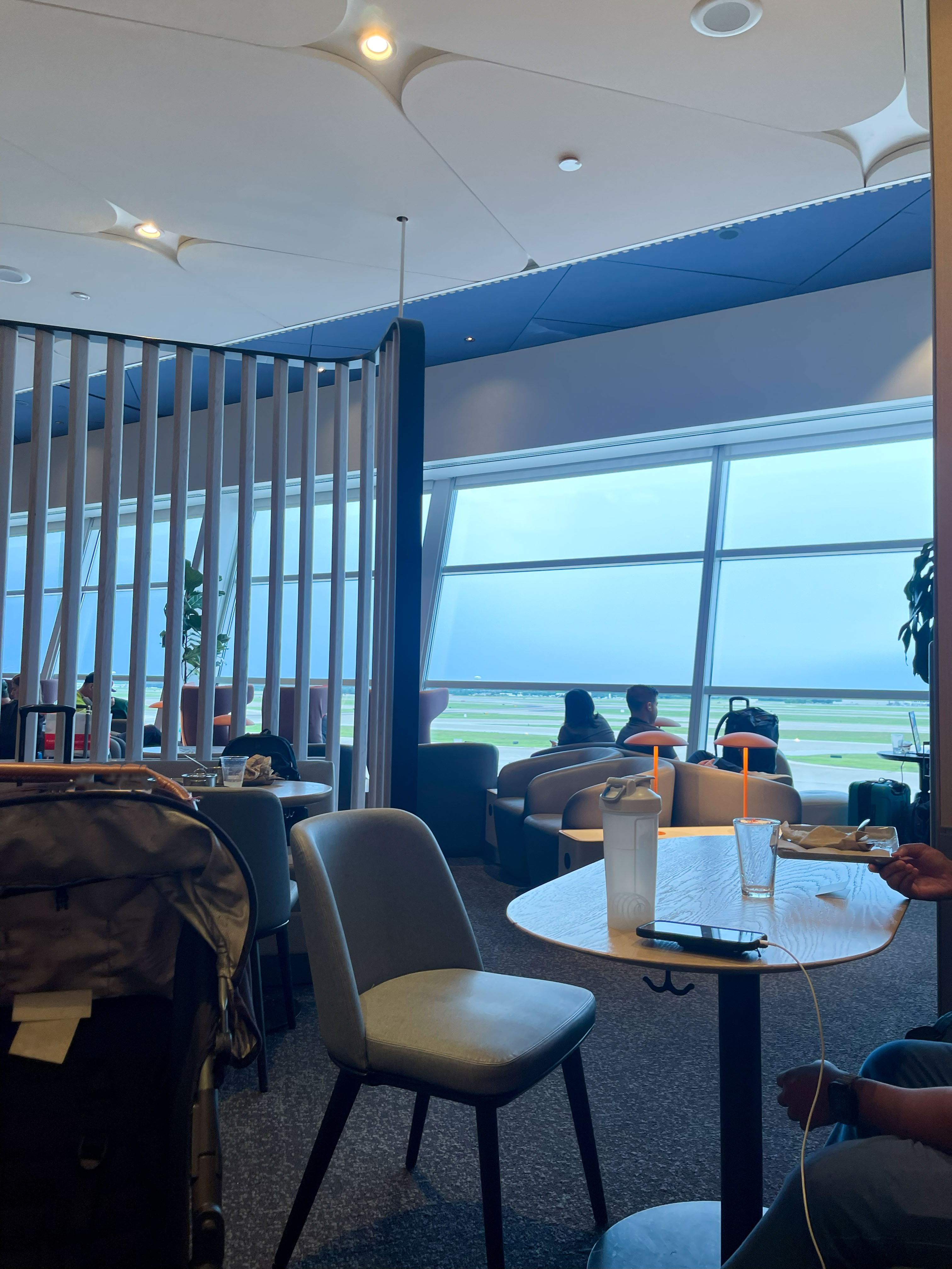 Review: Capital One Lounge Dallas-Fort Worth International Airport ...